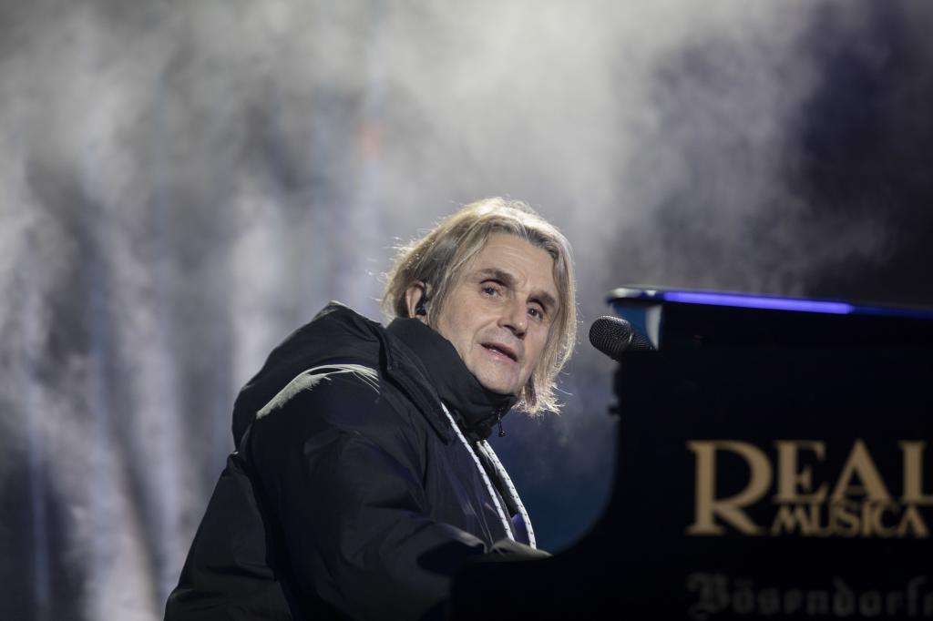 Actuación musical de Nacho Cano antes de las campanadas en una desierta ...