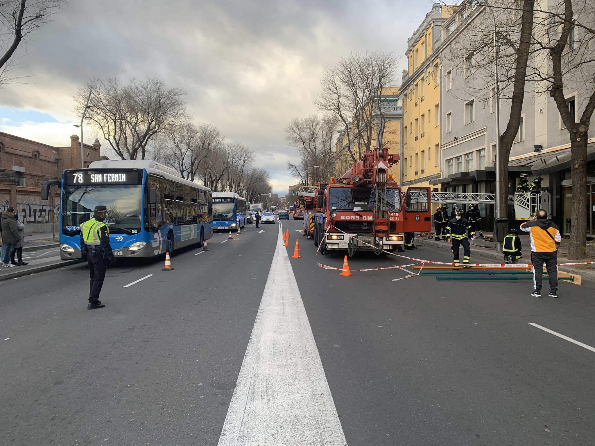 Los bomberos evitan la caída de la marquesina de un hotel en el Paseo ...