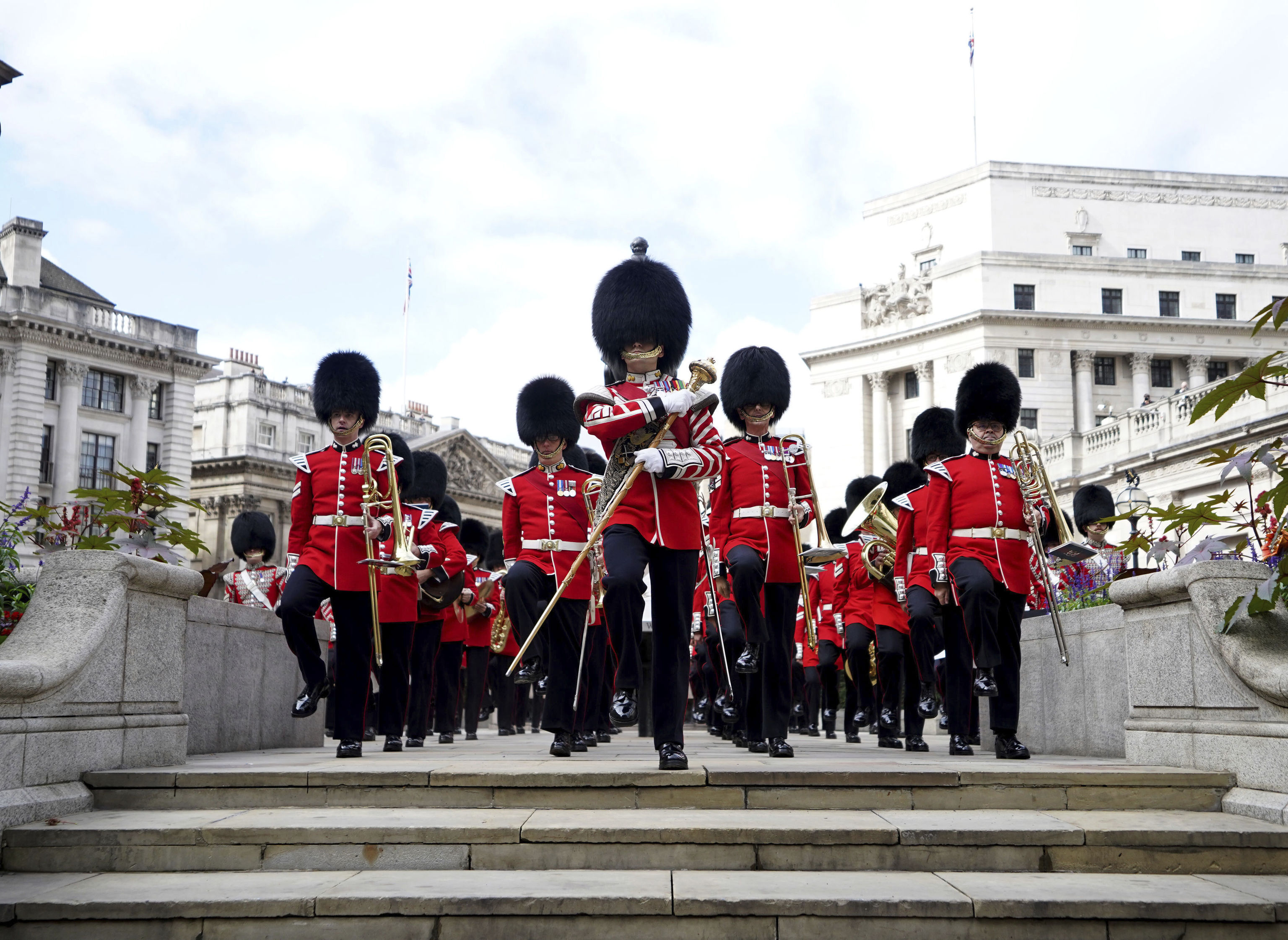 Una banda militar toca frente al Royal Exchange en Londres ...