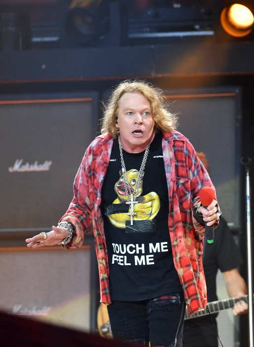 Axl Rose pone punto final a lanzar micrófonos en el escenario | Famosos ...