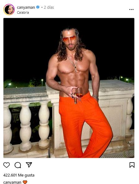 Can Yaman presume de abdominales con copa y puro | Famosos | EL MUNDO