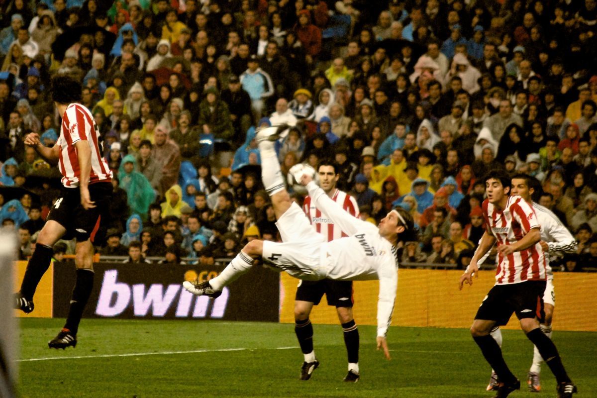 Por qué se llama chilena a cuando un jugador remata de espaldas ...