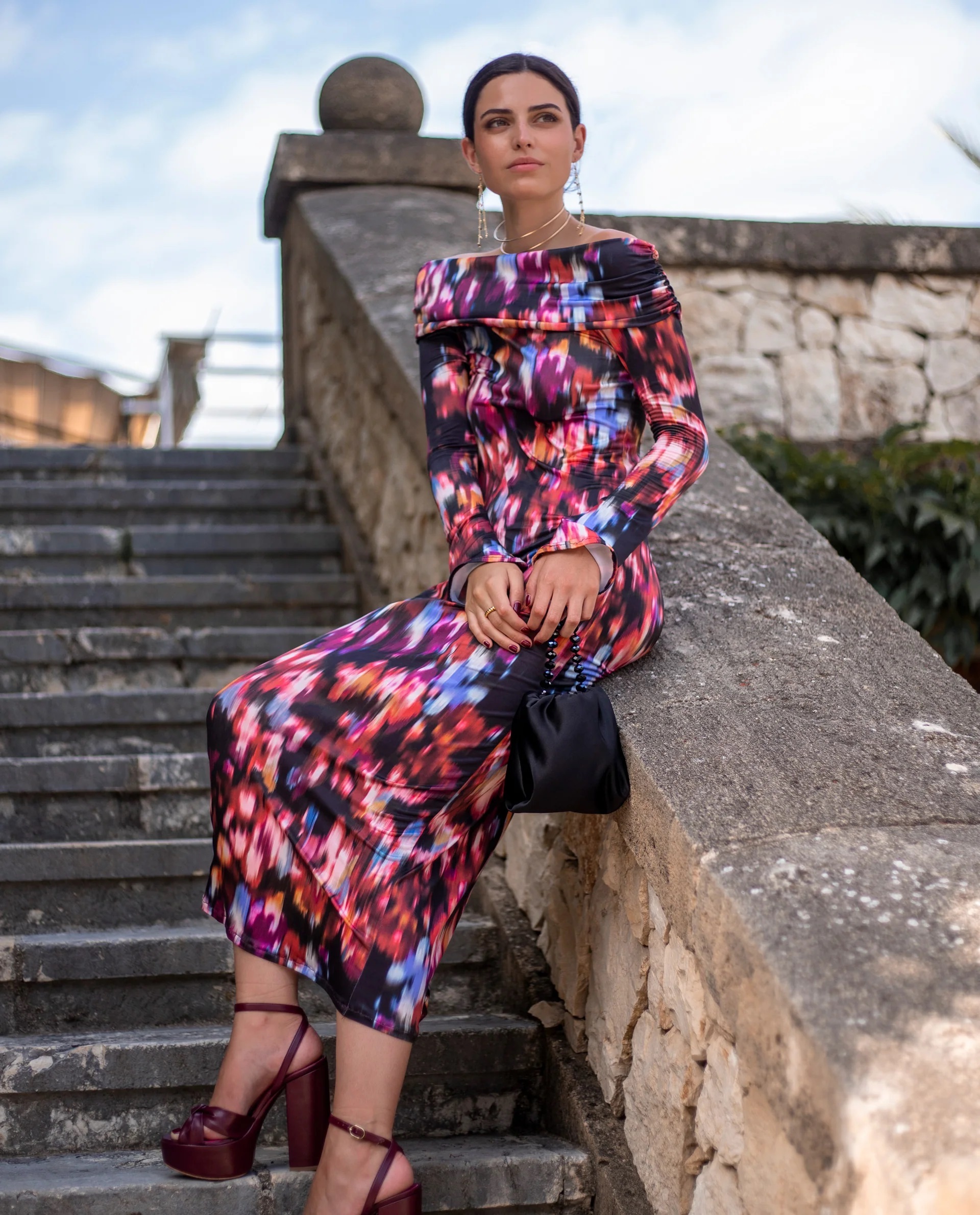 Escote bardot: 12 looks con vestidos o tops para llevar los hombros al ...