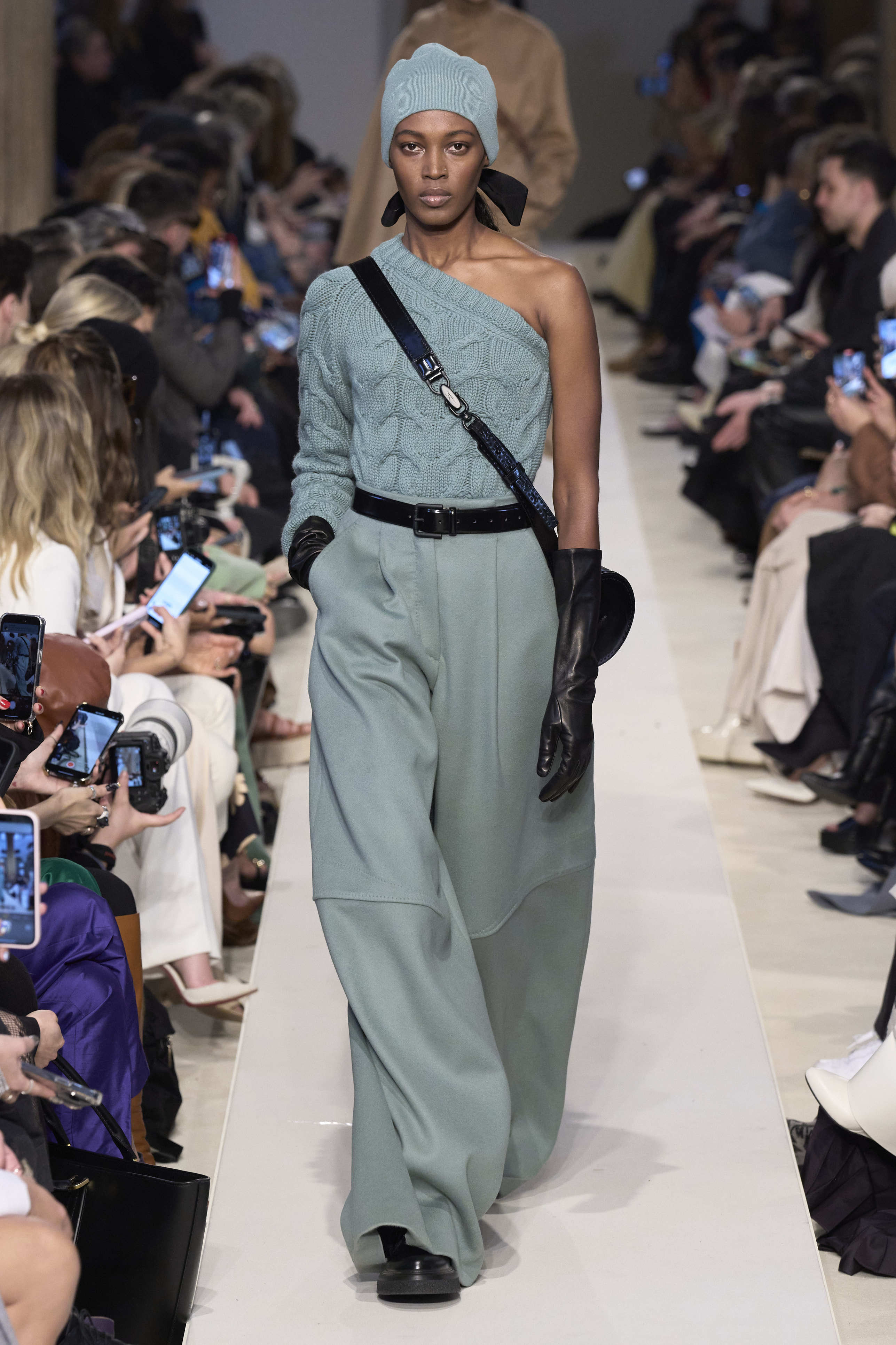 De la corbata al pantalón plateado, estas son las 10 piezas que más se ...
