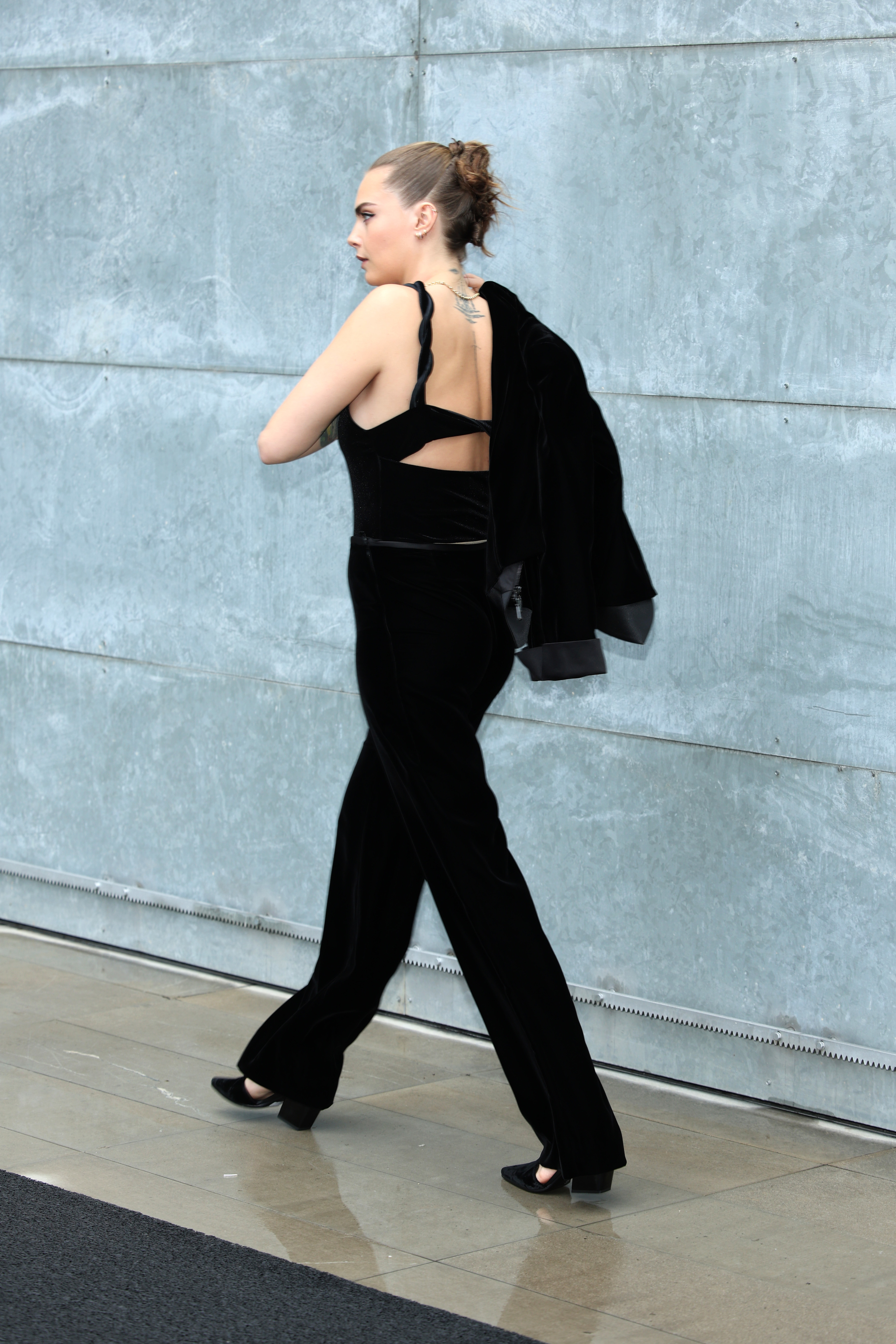 El intersante escote en la espalda de Cara Delevingne - Foto 15 de 18