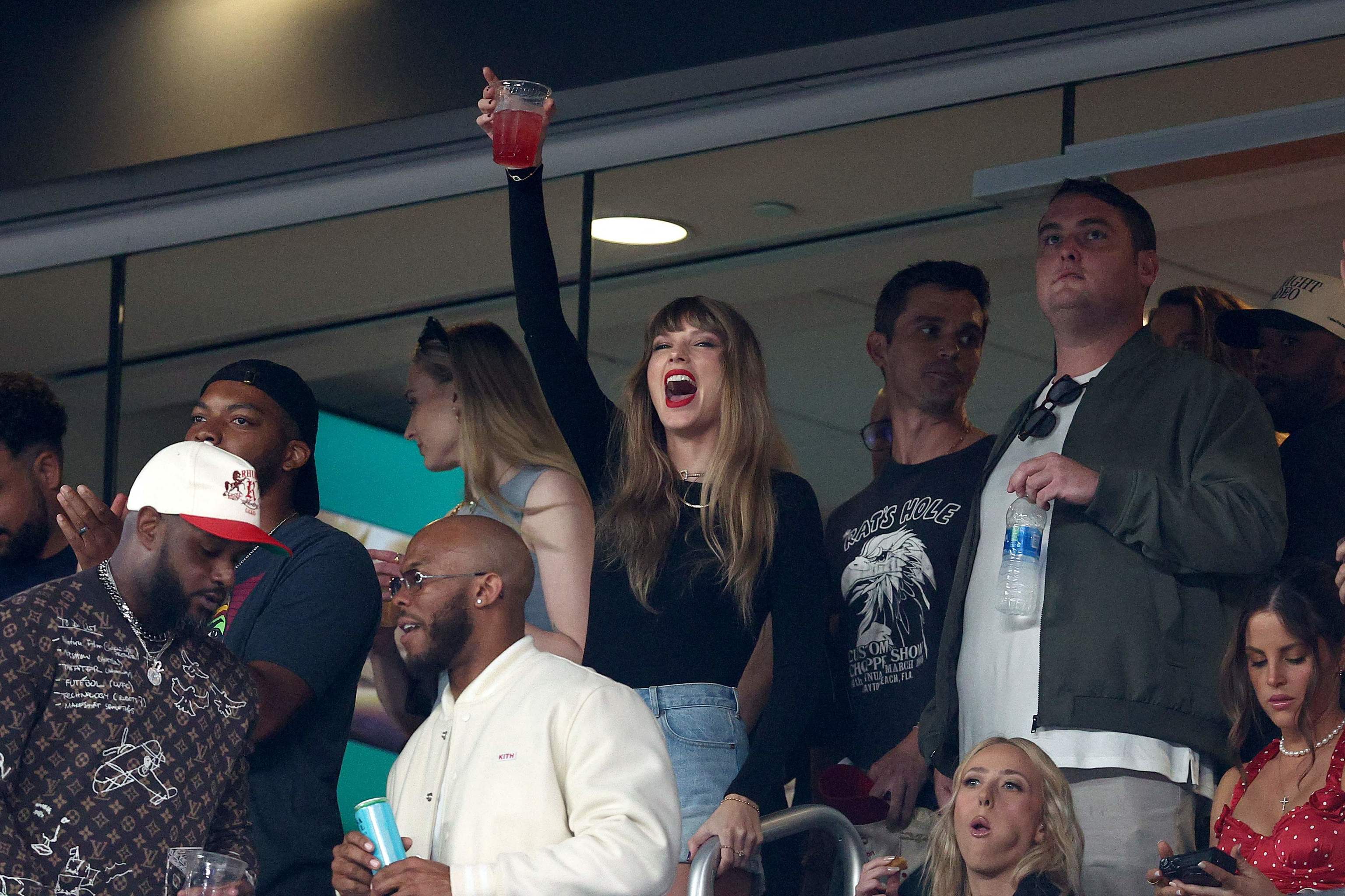 Taylor Swift vuelve a ver a los Chiefs entre rumores de romance con el ...
