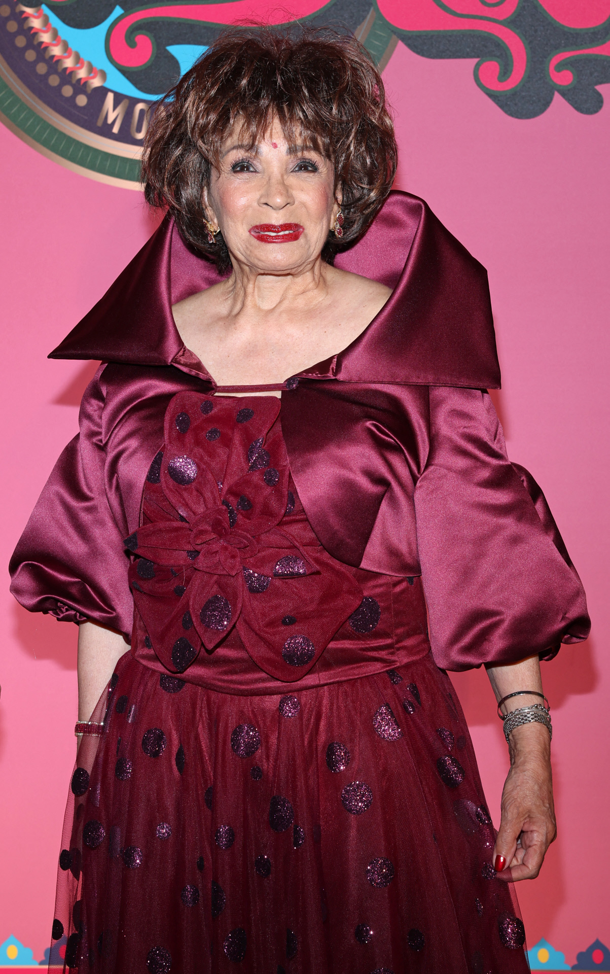 Shirley Bassey se siente honrada por ser incluida en la lista de ...