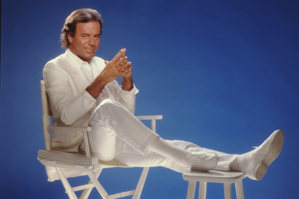 Es Julio Iglesias, ya lo conocéis: canta poco, compone menos, baila mal ...