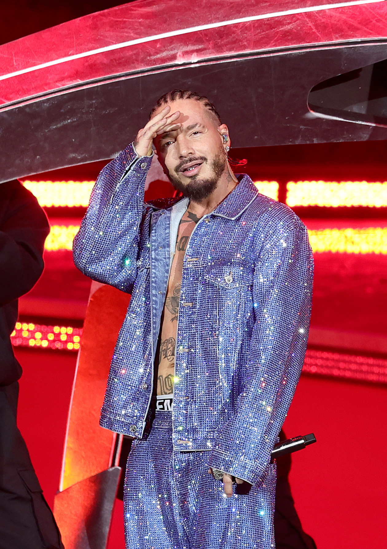 J. Balvin en denim y muy brillante - Foto 20 de 22