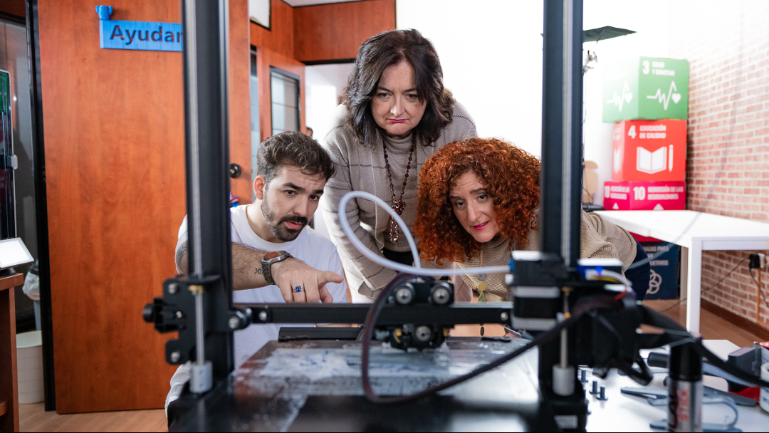 De papelera a 'agarracucharas': así ayuda la impresión 3D a personas ...