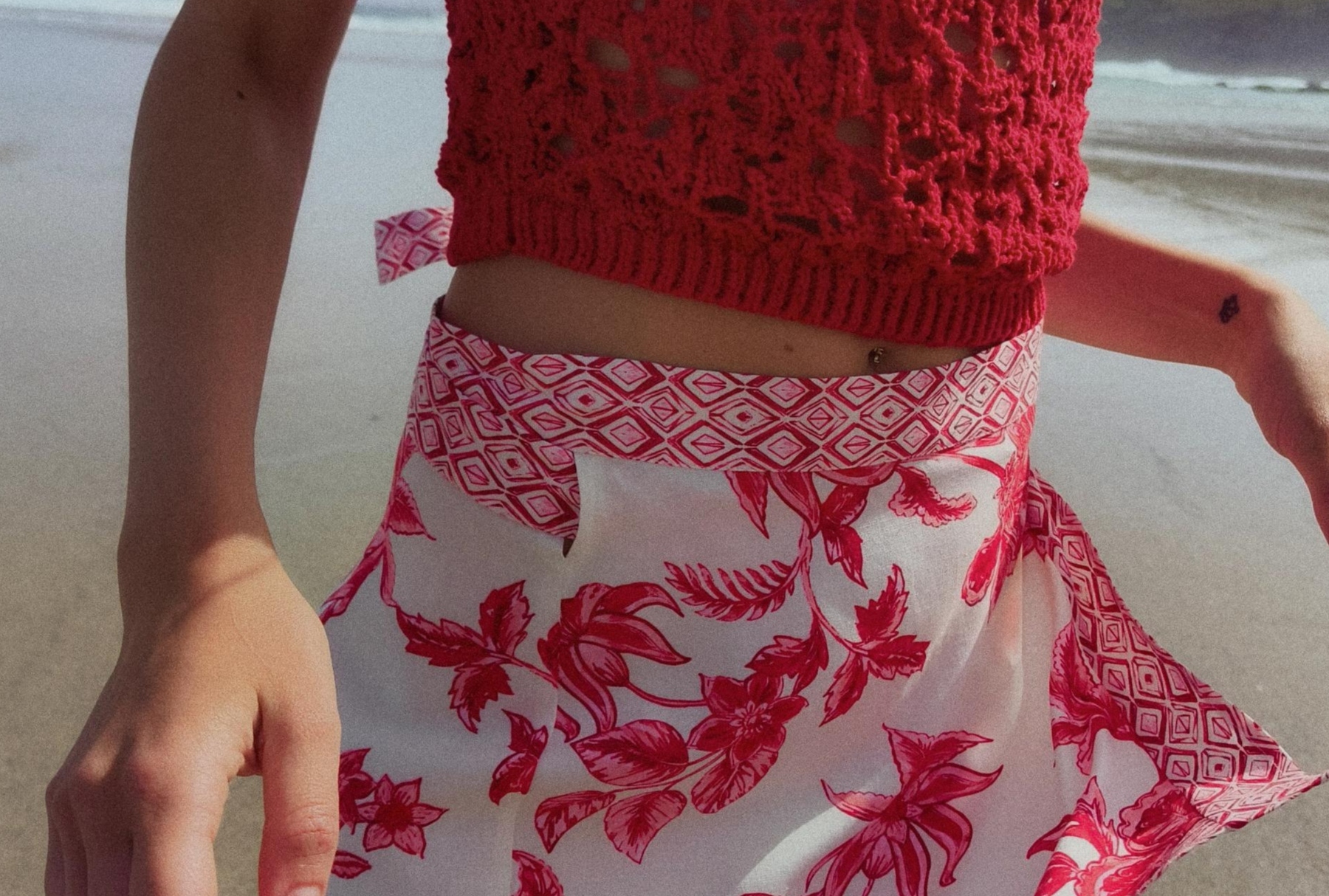 Cómo combinar una falda de flores: 7 ideas para destacar este verano | Moda