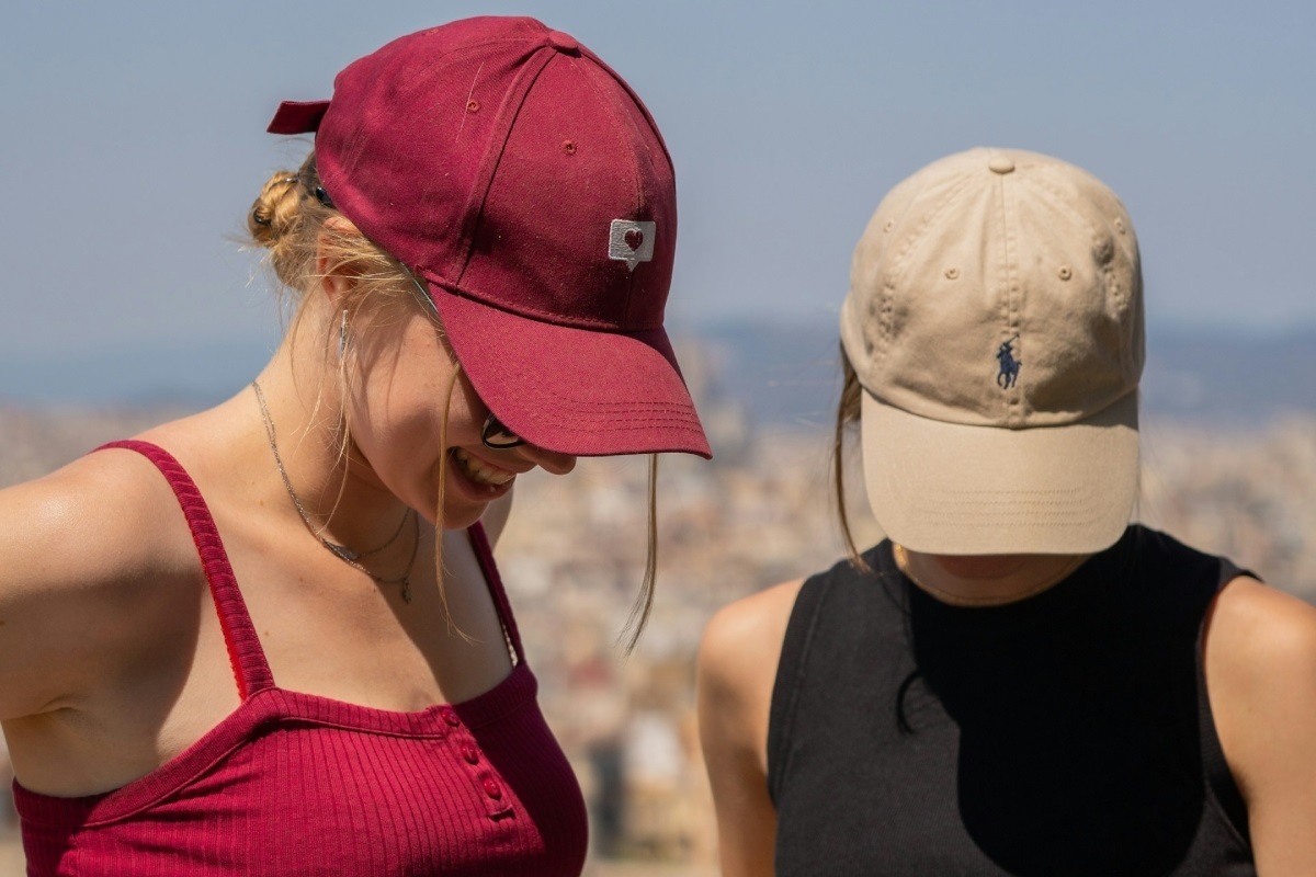 Cómo lucir una gorra en verano (y qué errores debes evitar) | Moda