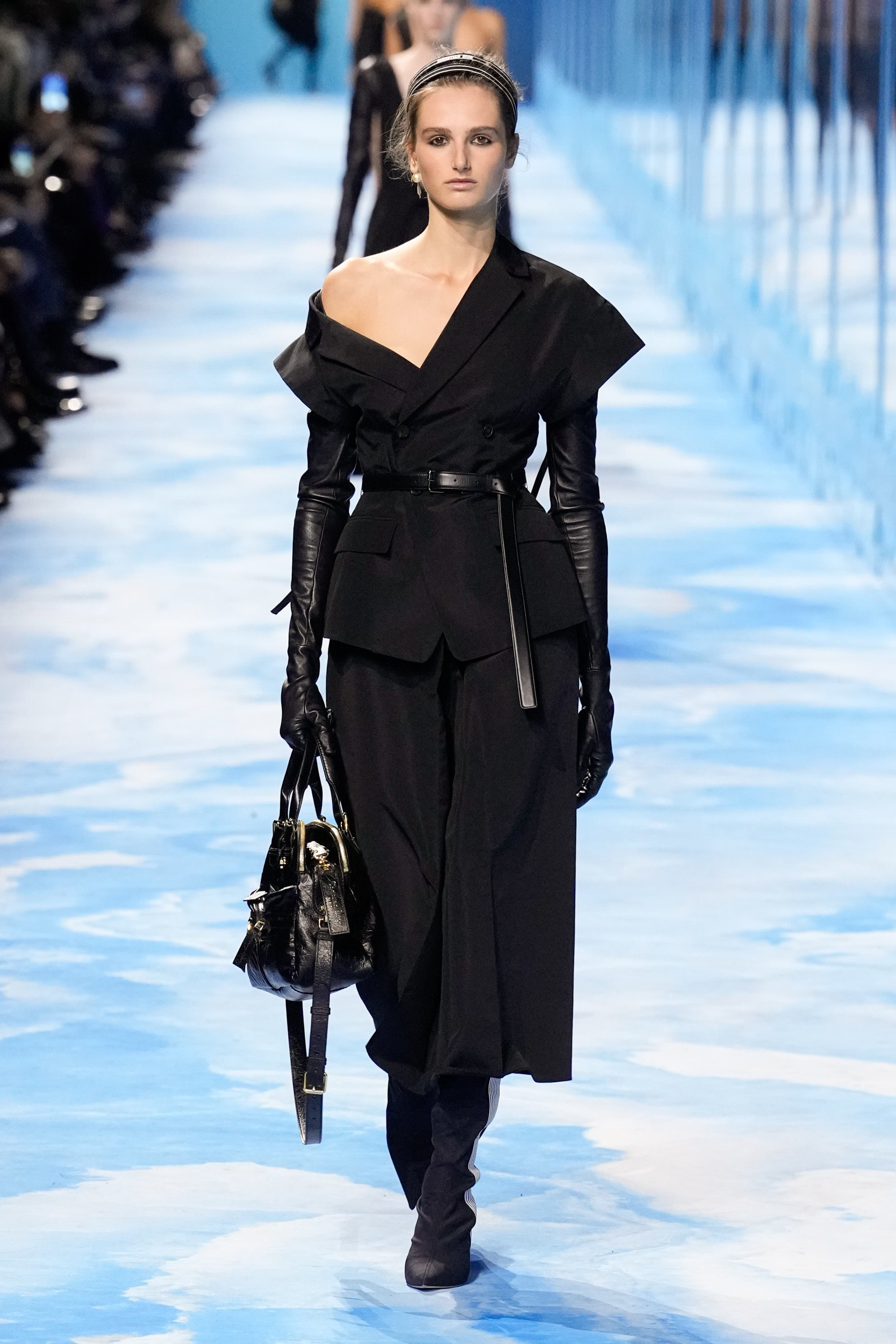 Desfile de Dior primavera-verano 2025: las nuevas amazonas conquistan ...