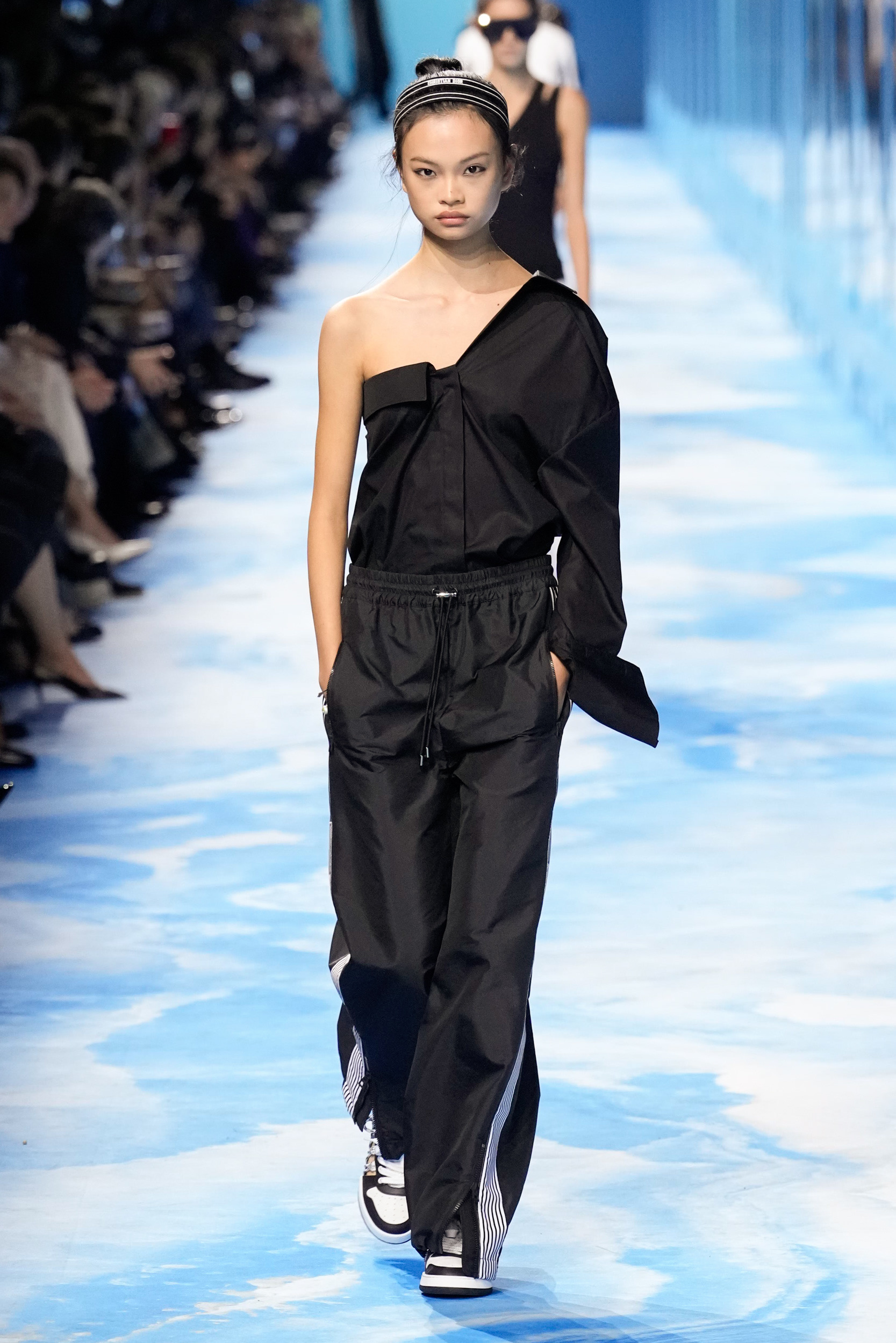 Desfile de Dior primavera-verano 2025: las nuevas amazonas conquistan ...