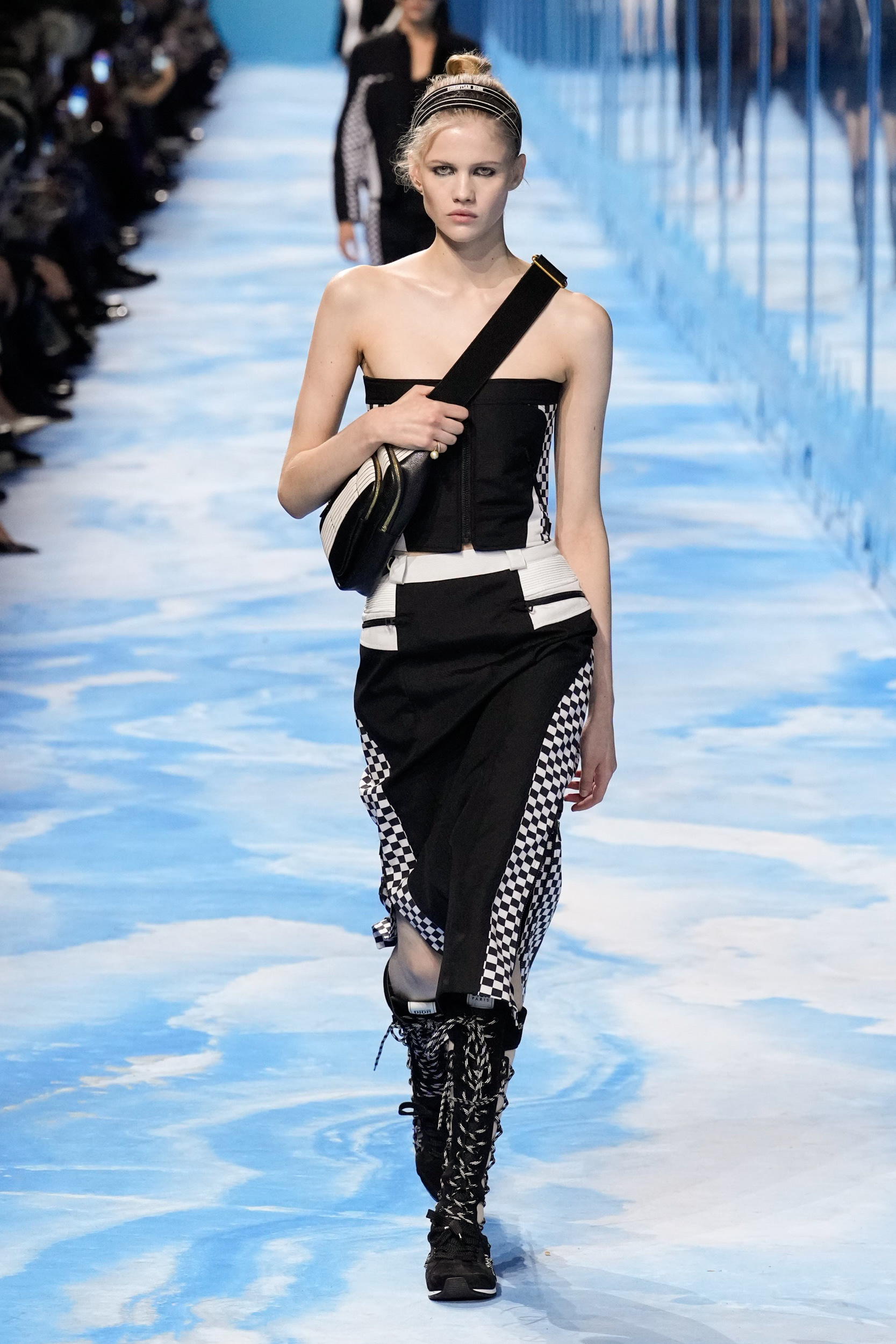 Desfile de Dior primavera-verano 2025: las nuevas amazonas conquistan ...