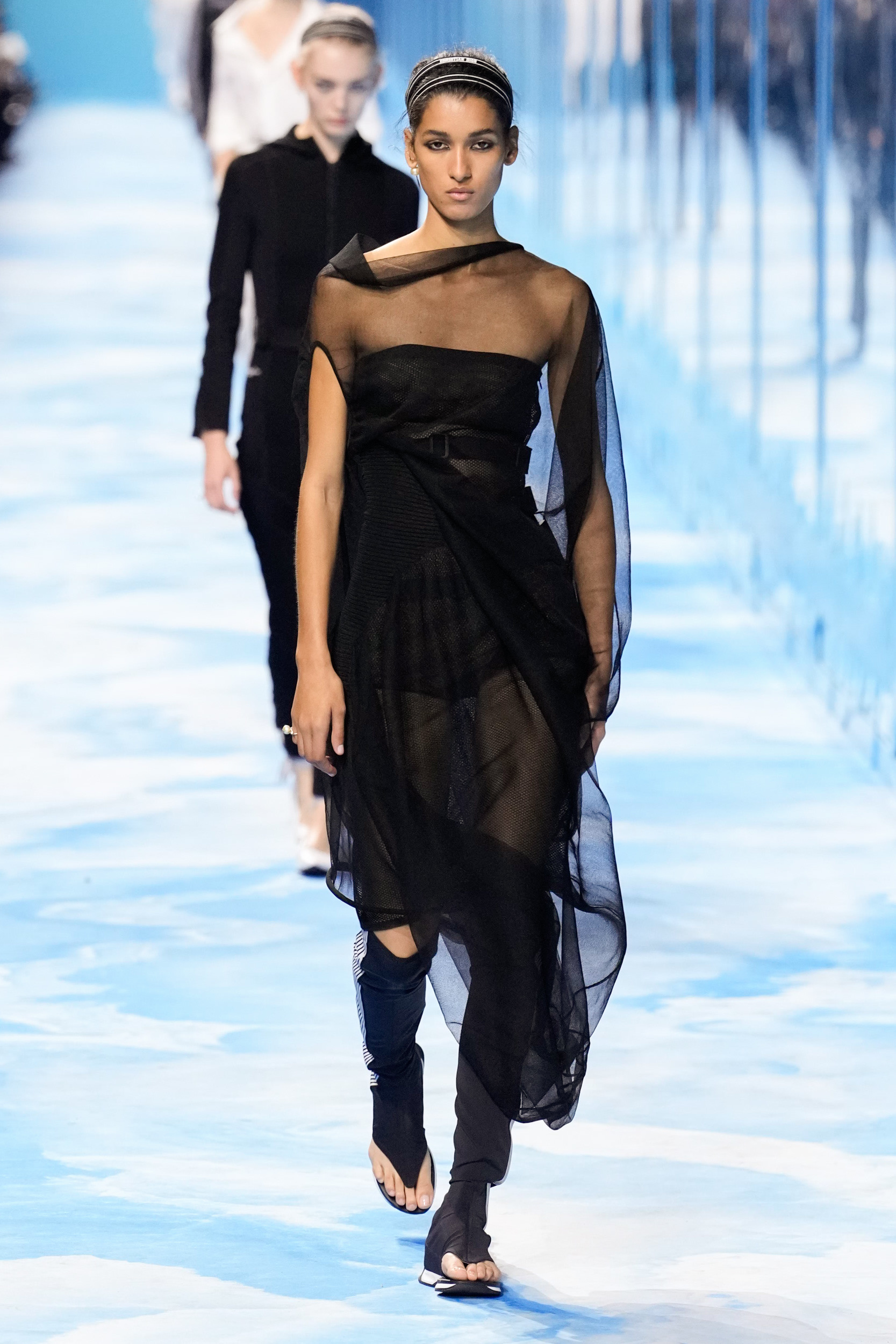 Desfile de Dior primavera-verano 2025: las nuevas amazonas conquistan ...