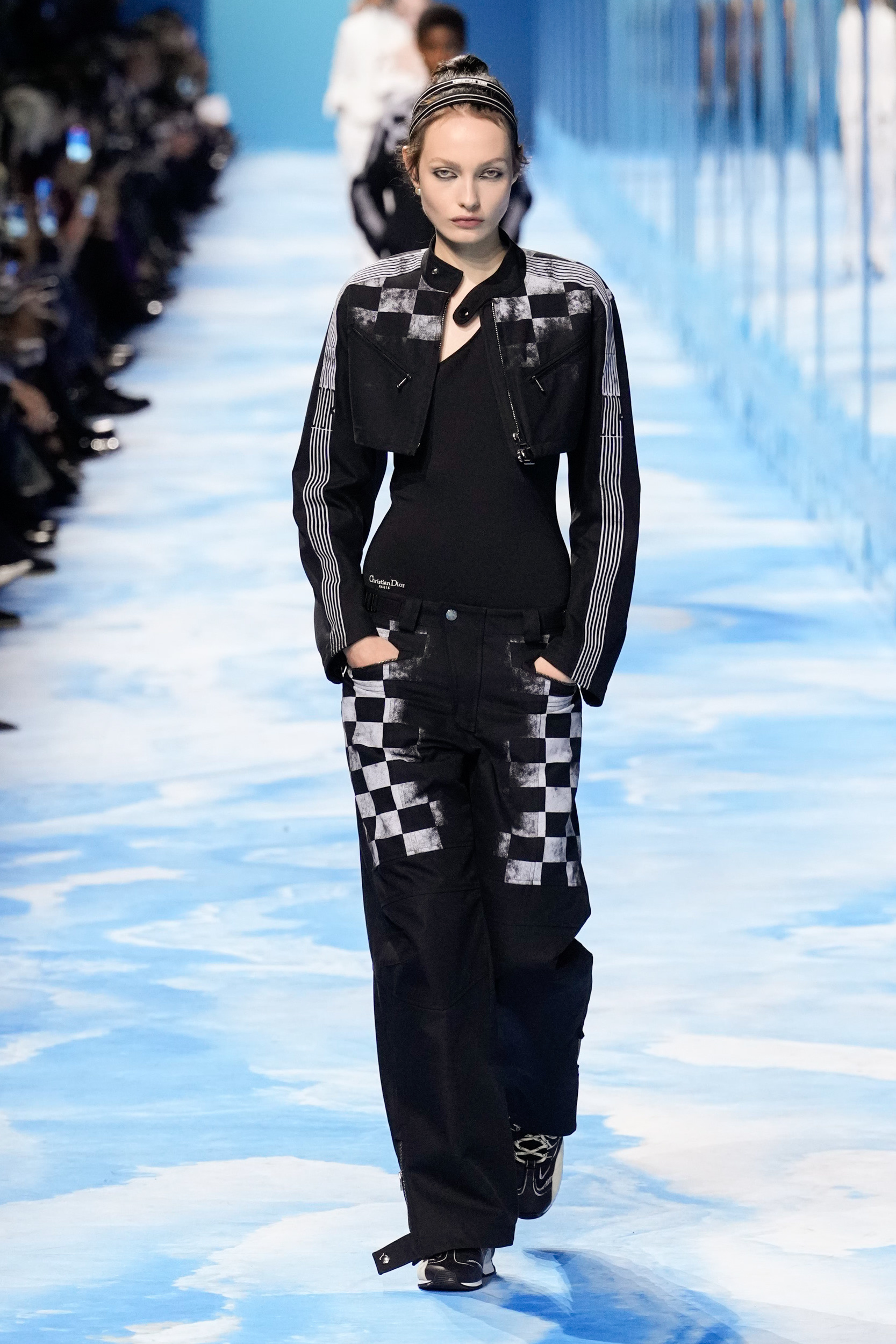 Desfile de Dior primavera-verano 2025: las nuevas amazonas conquistan ...