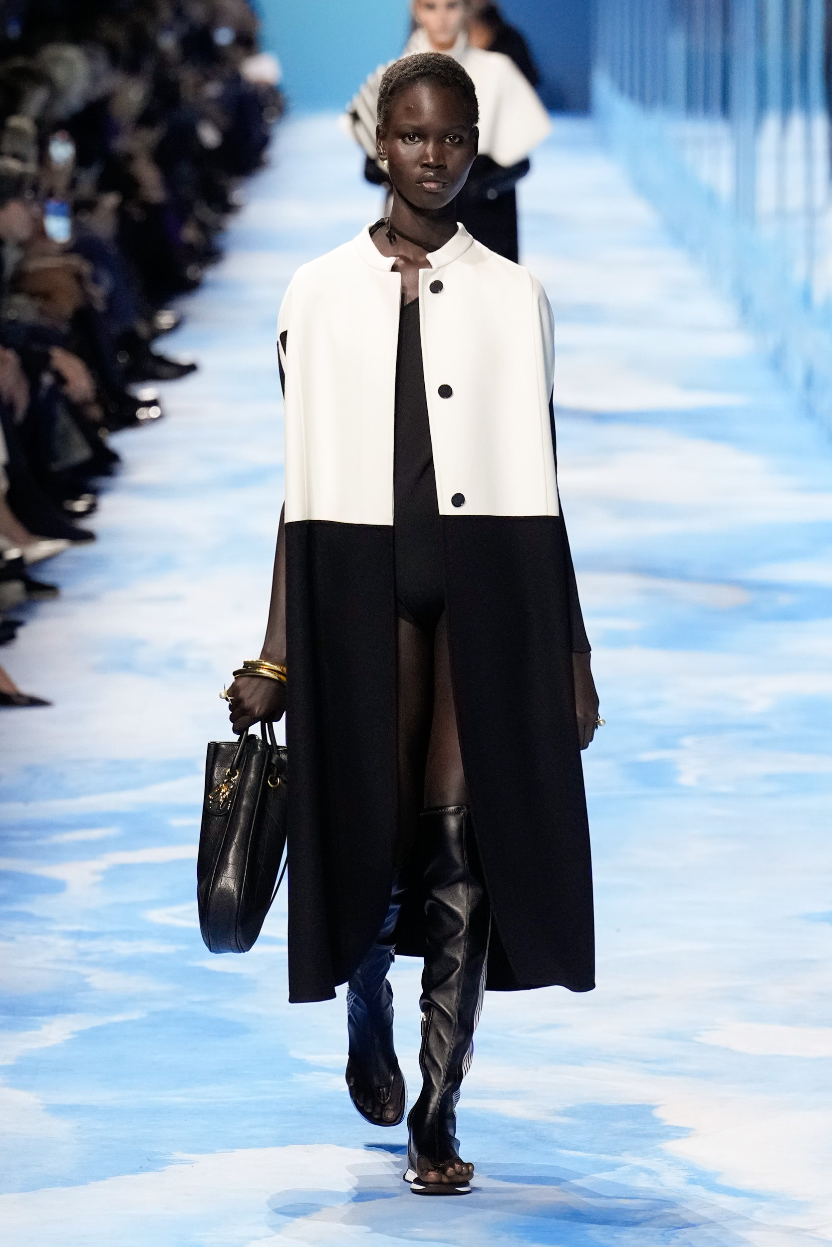Desfile de Dior primavera-verano 2025: las nuevas amazonas conquistan ...