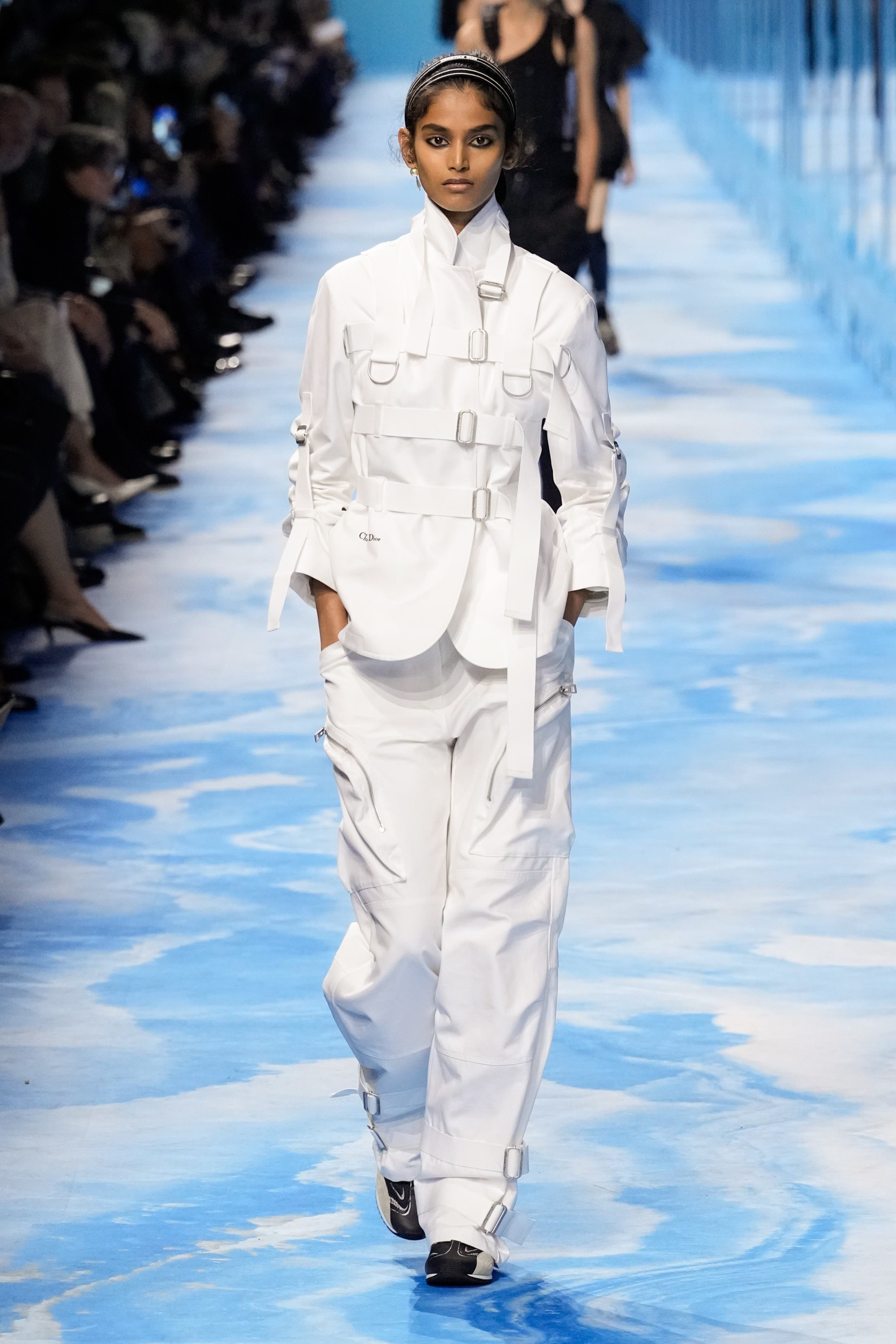 Desfile de Dior primavera-verano 2025: las nuevas amazonas conquistan ...