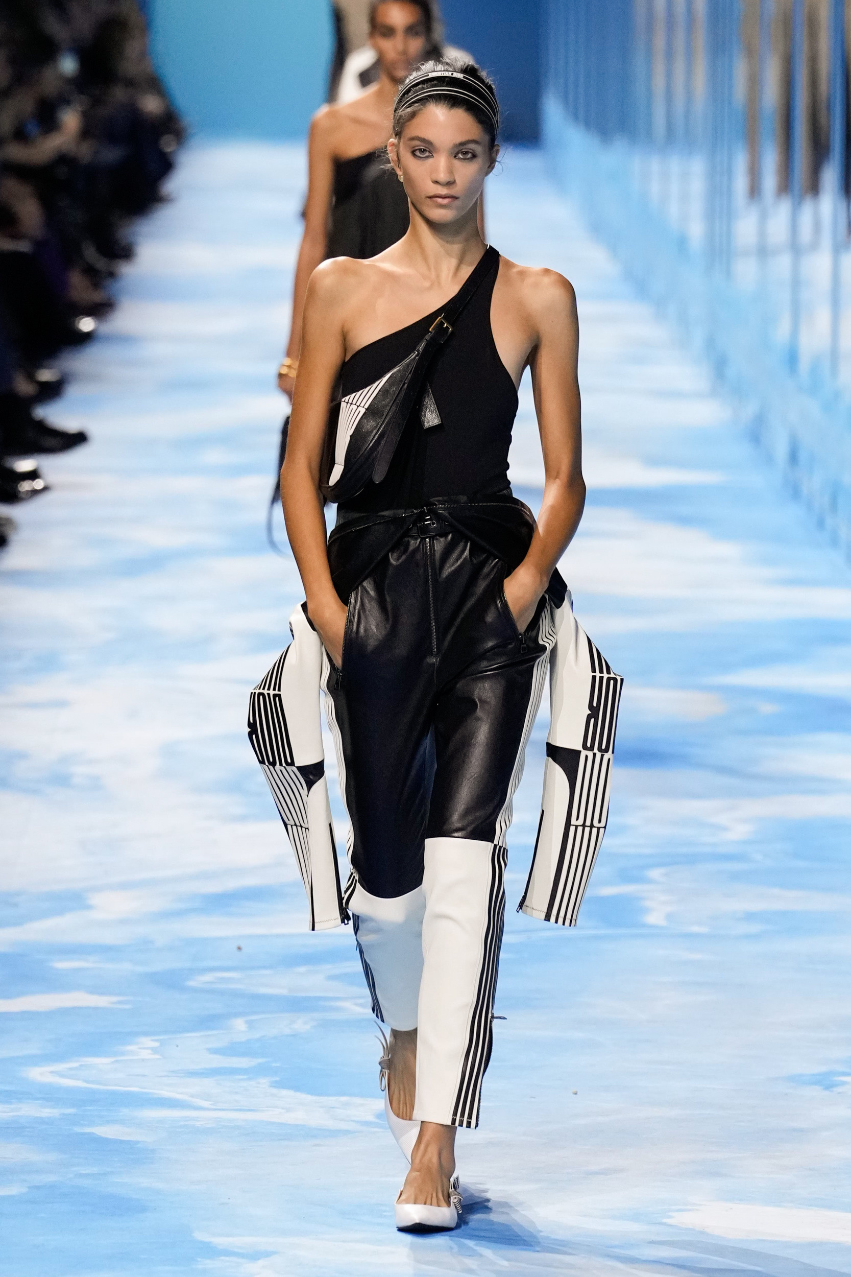 Desfile de Dior primavera-verano 2025: las nuevas amazonas conquistan ...
