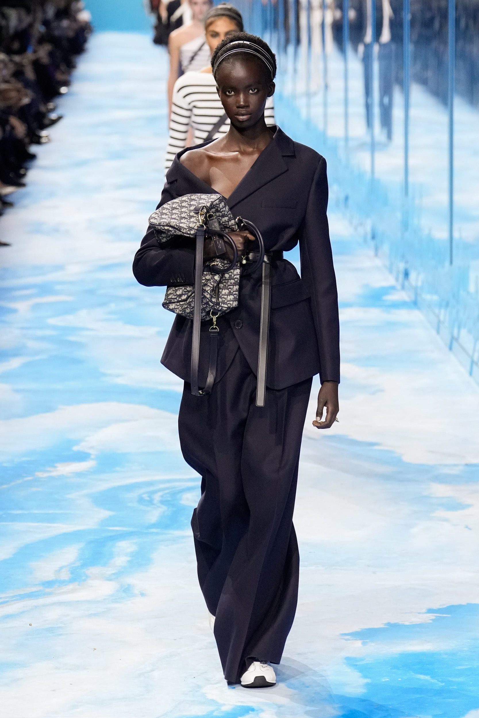 Desfile de Dior primavera-verano 2025: las nuevas amazonas conquistan ...