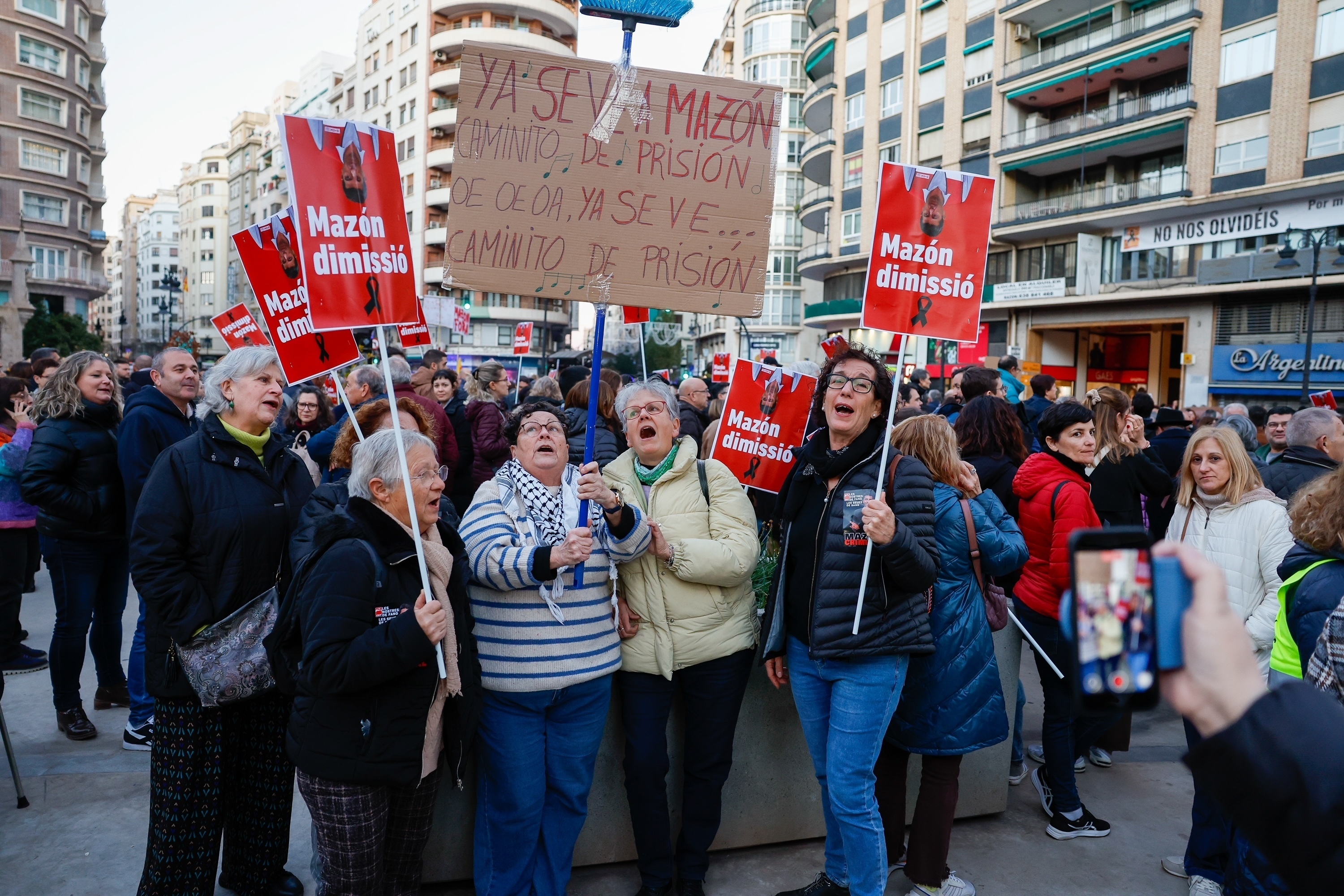 Las calles de Valencia vuelven a llenarse por tercera vez para exigir ...
