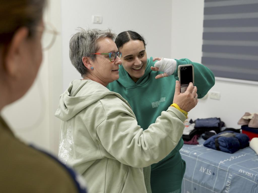 Emily, Romi y Doron vuelven a casa tras 471 días de cautiverio ...