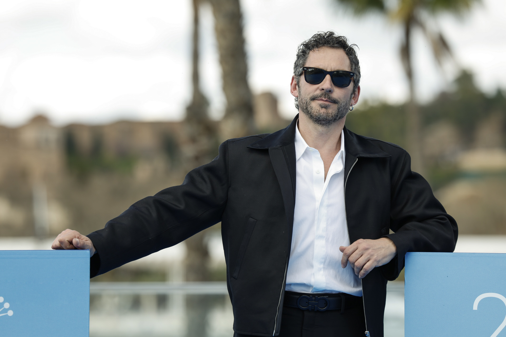 El detective de LOC: Paco León no pasa desapercibido, ni siquiera si va ...