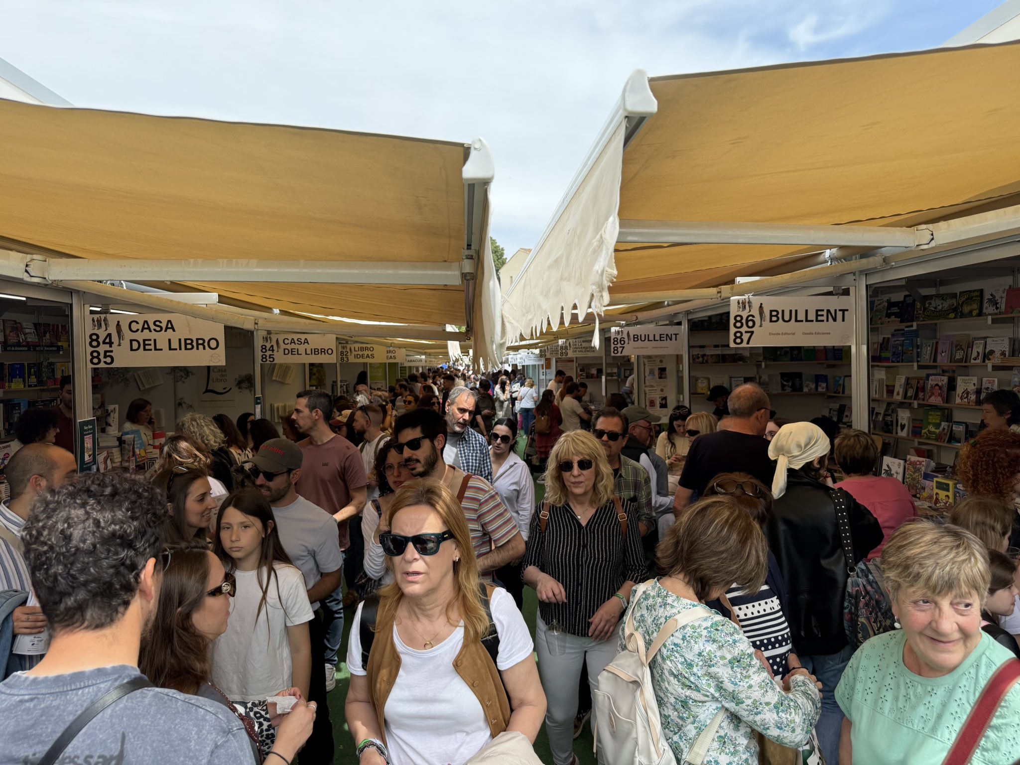 Feria del Libro de Valencia 2025: horarios y que autores firman este ...