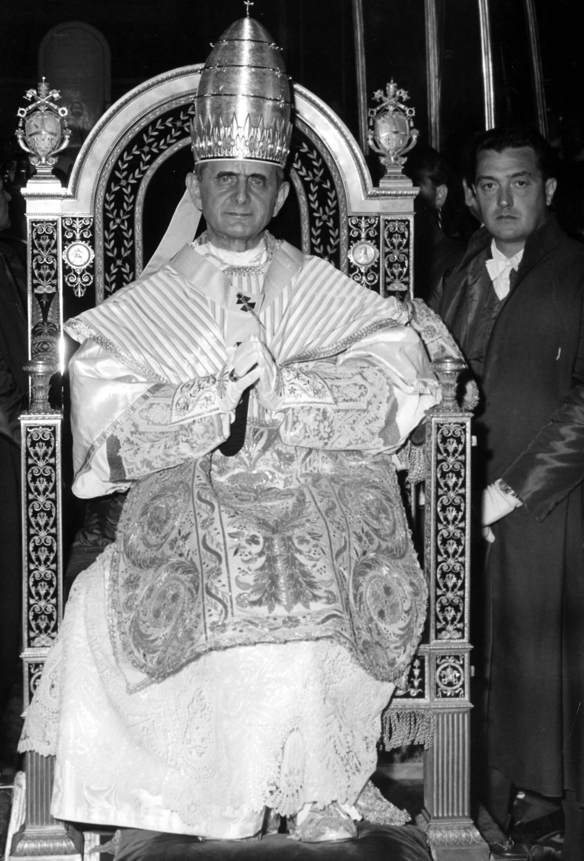Cuando los Papas eran coronados con la triple tiara como monarcas ...