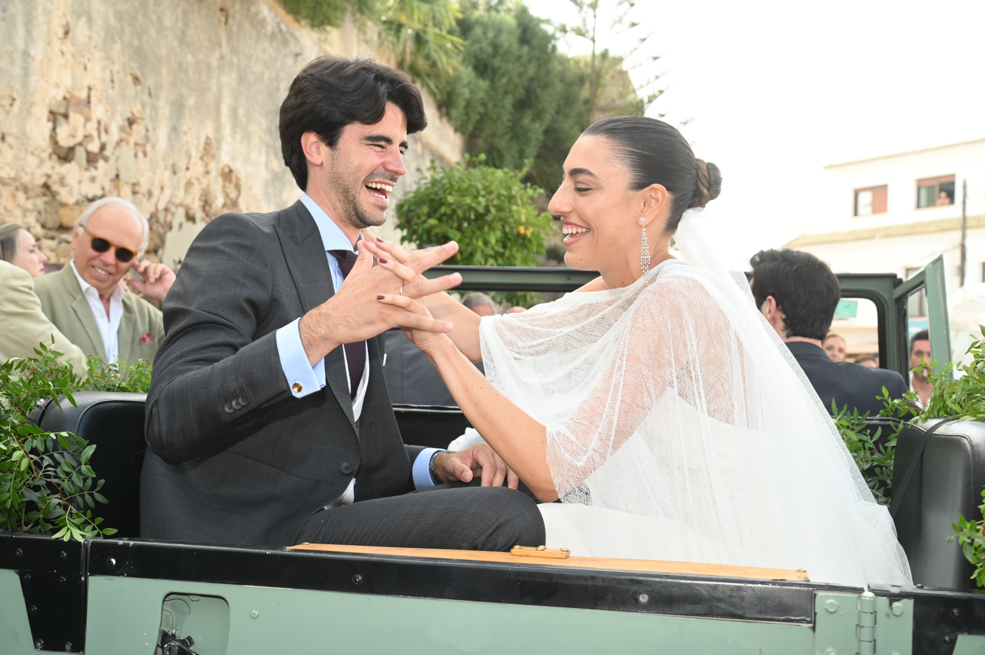Un divertido 'sí quiero' y una celebración informal en la emotiva boda ...