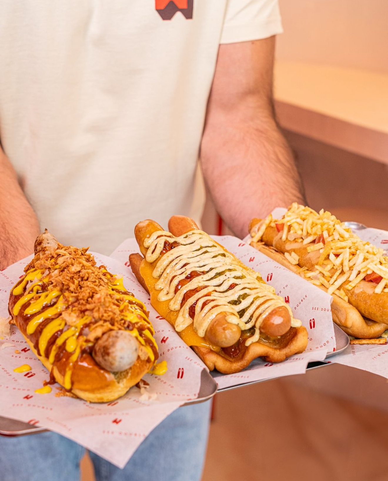 Perritos gourmet y salsas caseras: así es Twinners, el local de Chueca ...
