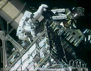 Los astronautas de la ISS completan la úlitma caminata ante la llegada del 'Columbus' | elmundo.es