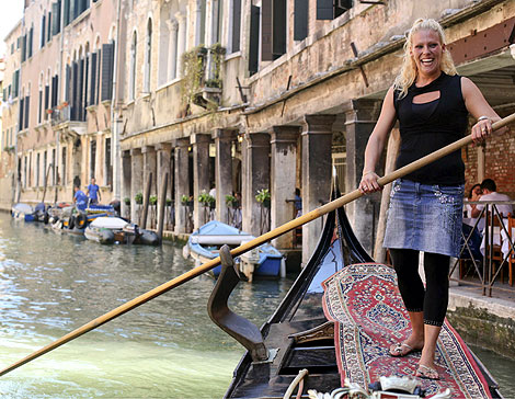 Los canales de Venecia saludan a la primera mujer gondolera | Mundo ...
