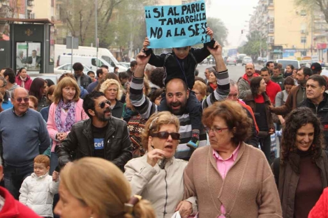 Manifestación vecinal contra el trazado de la SE-35 a través del parque ...